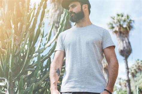 근육 Hipster 남자 모델 캐주얼 도시 스타일에 회색 공백 T셔츠와 귀하의 로고 또는 디자인에 대 한 공간을 가진 검은 야구
