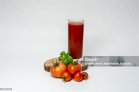 토마토 주스 유리 토마토 빨간 주스 한잔 건강한 식습관을위한 신선한 야채 음료 여름 파티를 위한 유기농 음료 피 묻은 결혼 칵테일 채식 음료 신선한 옆에 유리에 토마토 주스