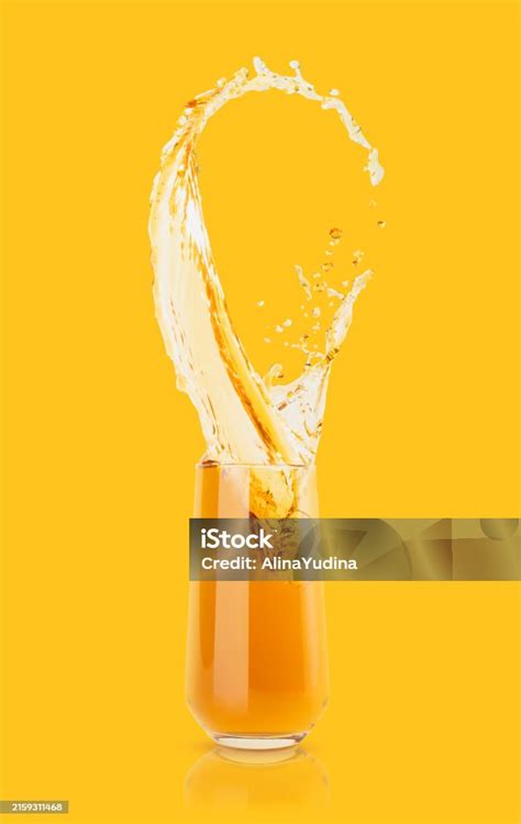 밝은 스플래시 방울 비행 노란색 배경에 소용돌이 치는 유리에 사과 노란색 차가운 주스 광고 디자인 전단지 카드 포스터에 튀는 건강한 여름 금 배 음료 가득 찬에 대한 스톡