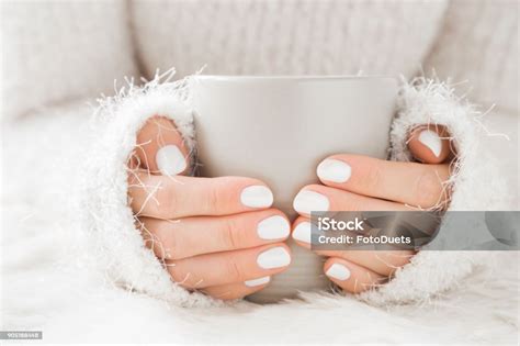 집에서 손에 얼굴을 들고 흰 솜 털 스웨터에 우아한 단정한 여자 하루에 커피 또는 차를 즐기고 음료 개념입니다 가꿔주기에 대한 스톡 사진 및 기타 이미지 Istock