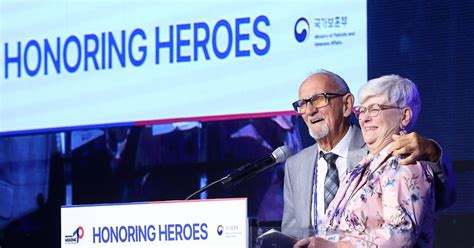 답사하는 윌리엄 워드