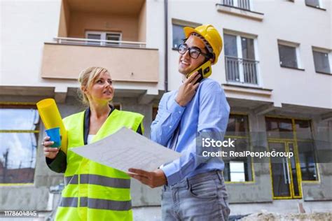직장에서 엔지니어 공통 프로젝트에서 작업하는 성공적인 사람들 2명에 대한 스톡 사진 및 기타 이미지 2명 개발 건설 산업 Istock