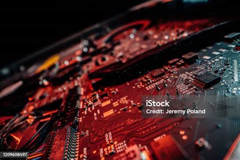극적인 네온 컬러 조명아래 칩 회로 기판 및 구성 요소를 보여주는 데스크톱 컴퓨터 내부의 매크로 클로즈업 샷 0명에 대한 스톡 사진 및 기타 이미지 Istock