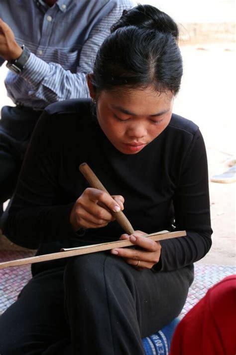 អតីតអ្នកបួសម្នាក់ រស់នៅតំបន់រមណីយដ្ឋានអង្គរ បង្រៀនយុវជនខ្មែរ ឱ្យចេះជំនាញចារសាស្ត្រាស្លឹករឹត