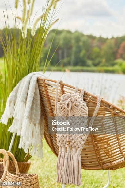 디자인 등나무 안락의자 커피 테이블 격자 무늬 베개 음료 및 우아한 액세서리와 호수에 야외 정원의 세련된 구성 여름 철꺼무 0명에 대한 스톡 사진 및 기타 이미지 Istock