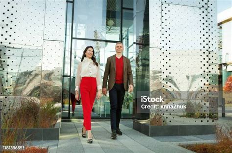 존경받는 사업가와 세련된 아시아 비즈니스 여성이 사무실 근처를 걷고 있습니다 비즈니스 캐주얼 의류 에서 전체 길이 자신감과 성공적인 커플 빨강에 대한 스톡 사진 및 기타
