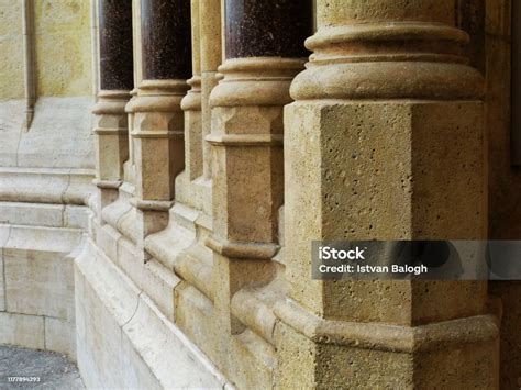 질감 베이지 색 돌과 어두운 대리석 베이스 및 교회 입구의 기둥 0명에 대한 스톡 사진 및 기타 이미지 0명 건물 외관 건축 Istock