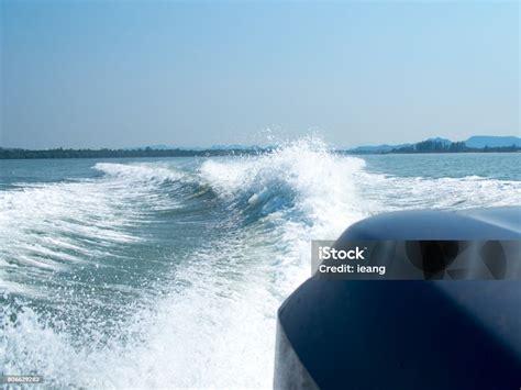 불안 거품 푸른 바다 물 바다에서 스피드 보트로 여행 하는 동안 맑고 푸른 하늘 바다 물 표면에 일어나 고물에 대한 스톡 사진 및 기타 이미지 Istock