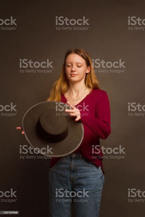 빨간 스웨터와 청바지에 그려진 금발 머리와 스튜디오에서 여자의 초상화 백인종에 대한 스톡 사진 및 기타 이미지 백인종 벨라루스 빨강 Istock