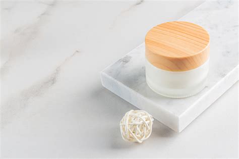 대리석 연단에 있는 젖빛 유리병에 담긴 페이스 크림 스킨 케어 데일리 트리트먼트 루틴 디자인을 위한 브랜드 없는 패키지 0명에 대한 스톡 사진 및 기타 이미지 Istock