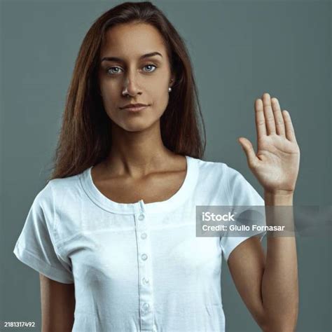 진지한 젊은 여자가 손으로 정지 표시를 만들기 거부 제스처 감정 시리즈에 대한 스톡 사진 및 기타 이미지 감정 시리즈 거절