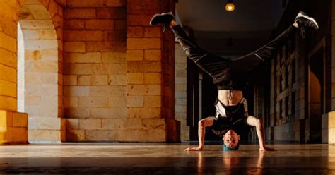 브레이크 댄스 추는 멋진 비보이 머리에 커다란 혹 생긴 이유는