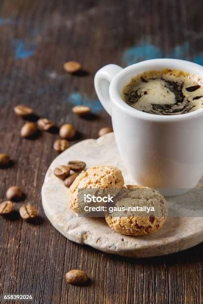 이탈리아 제 에스프레소 커피 흰색 머그잔에 어두운 배경 0명에 대한 스톡 사진 및 기타 이미지 0명 갈색 라떼 Istock