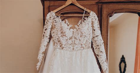 소박한 방의 나무 옷장에 옷걸이에 고급 웨딩 드레스 텍스트 공간 결혼식 아침 준비 준비 세련된 가운 사진