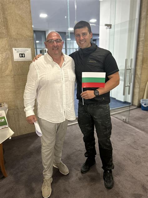 Христо Петров 📍 Място на срещата паркингът пред Facebook