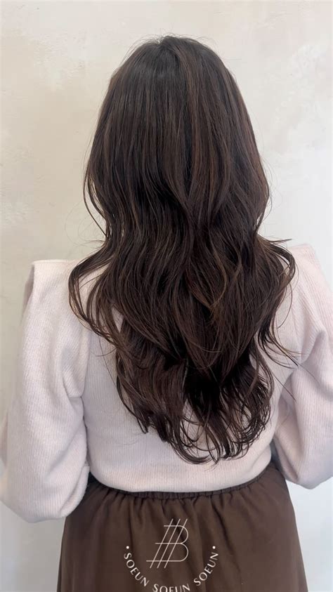 왕십리미용실 더부띠끄 소은 레이어드컷 레이어드펌 C컬펌 안녕하세요 더부띠끄 왕십리점 소은입니다 C컬펌 으로 머리 기르는 과정도 예쁘게 ︎ 굵은 컬감으로 밋밋한 생머리에