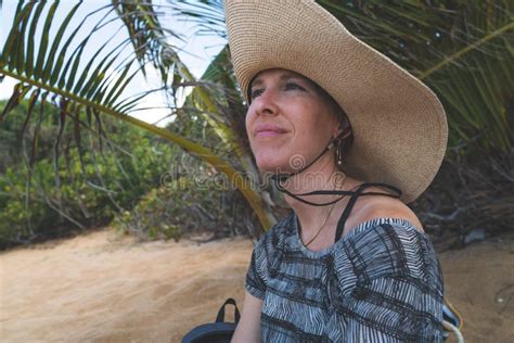 Mujer Sonriendo Con Sombrero De Paja Sentada En Playa Tropical Imagen De Archivo Imagen De