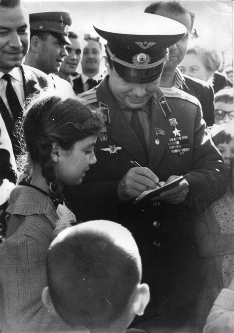 Юрий Гагарин дает автограф Пикабу