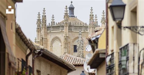 낮에는 갈색과 흰색 콘크리트 건물 사진 Unsplash의 무료 틀 이미지