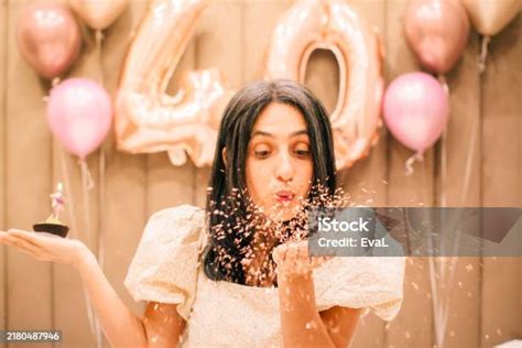 닫기 예쁜 성숙한 자연스러운보고 행복 슬림 백인 여자 축하 생일 파티 타격 물집 타격 컵 케이크 촛불 35 39세에 대한 스톡 사진 및 기타 이미지 Istock