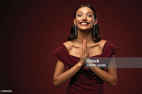 빨간 드레스에 우아한 헤어 스타일을 가진 아름다운 모델 소녀 빨간 입술과 손톱을 가진 여자 25 29세에 대한 스톡 사진 및 기타 이미지 Istock