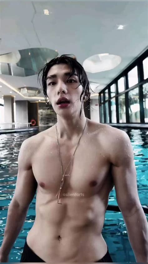 Anna Konstantinova adlı kullanıcının Hyunjin Lix panosundaki Pin 2024