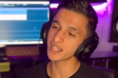 آواز محلی؛ آرمان امیدی با لباس سیاه قلبی پاره پاره دوباره از مرگ خواهرش