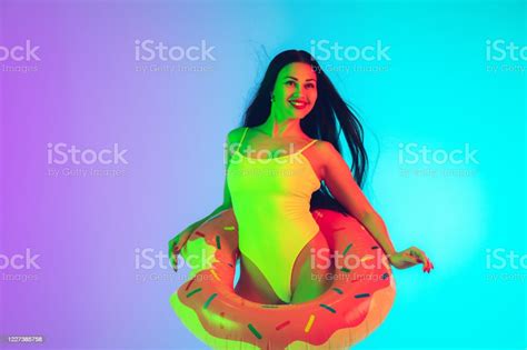 네온 빛에 그라데이션 스튜디오 배경에 고립 된 세련된 수영복의 아름다운 소녀 여름 리조트 패션 및 주말 컨셉 감정에 대한 스톡 사진 및 기타 이미지 Istock