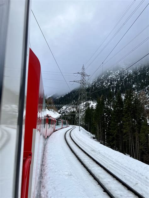 Le Train Panoramique Glacier Express En Suisse