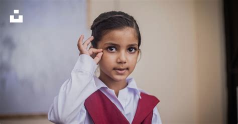 빨간 조끼와 흰 셔츠를 입은 어린 소녀 사진 Unsplash의 무료 소녀 이미지