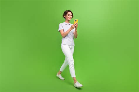 회색 폴로 채팅을 입은 달콤한 쾌활한 소녀의 전체 길이 사진 인스 타 그램 트위터 전보 페이스 북 고립 된 녹색 배경 25 29세에 대한 스톡 사진 및 기타 이미지 Istock