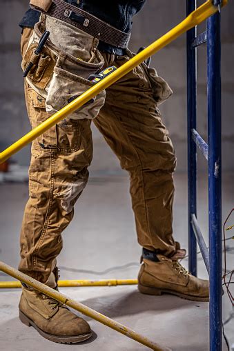 수컷 전기 기술자가 전기 연결 케이블이 있는 배전반에서 작동합니다 20 24세에 대한 스톡 사진 및 기타 이미지 20 24세 건설 산업 검사 보기 Istock