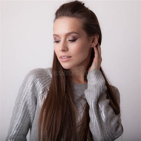 Joven Hermosa Y Elegante Chica Posando En El Estudio Imagen De Archivo
