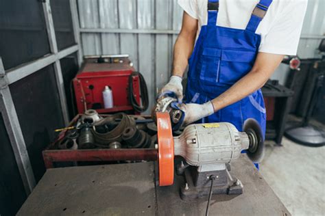 금속 선반 기계를 사용하는 정비사 또는 금속 작업자의 손은 자동차 수리 차고에서 연마 자동차 디스크 브레이크를 작동합니다 자동차 유지 보수 및 차량 부품 개념 검사 건설