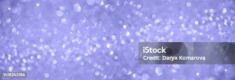 2022 년의 매우 페리 색상 라일락 반짝이는 배경 보케의 배너 초점이 맞지 않는 배경 추상적 인 흐릿한 조명 요소 0명에 대한 스톡 사진 및 기타 이미지 Istock