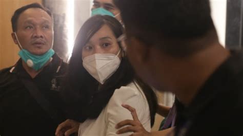 Foto Begini Ekspresi Wajah Virly Virginia, Pemeran Film Porno yang Hadiri Panggilan Polisi