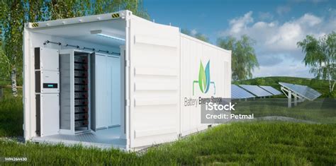 태양광 발전소를 배경으로 무성한 잔디밭에 열린 산업용 컨테이너 내부의 에너지 저장을 위한 배터리 모듈의 모습을 닫습니다 3d 렌더링 에너지 저장에 대한 스톡 사진 및 기타