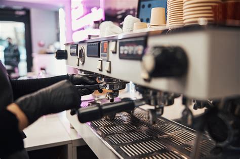 카페에서 현대적인 커피 머신을 운영하는 바쁜 바리스타 20 24세에 대한 스톡 사진 및 기타 이미지 20 24세 달콤한 음식 마실 것 Istock