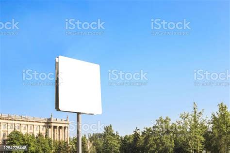 역사적인 도시 배경에 빈 도로 표지판 여름 모의 텍스트 공간 복사 0명에 대한 스톡 사진 및 기타 이미지 0명 간판 개념 Istock