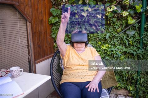 Vr 헤드셋을 통해 전자 의료 기록을 사용하는 방법을 배우는 시니어 3차원 형태에 대한 스톡 사진 및 기타 이미지 3차원 형태 70 79세 가상현실 Istock