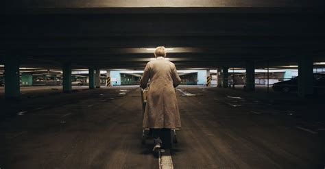 가난한 거리 거리 생활 거지 걷고 있는 격리 고독 골목 공공의 교통 교통 허브 그런지 그림자 껄끄 러운 노숙자 대칭 도시의 도시의 쇠퇴