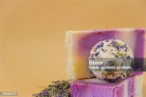 라벤더 비누 베이지 색 배경에 라벤더 꽃잎이있는 몸을위한 비누 막대와 트뤼플 꽃 나무에 대한 스톡 사진 및 기타 이미지 꽃