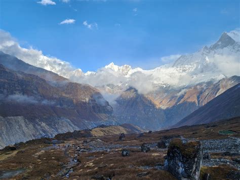 간다키 지방 거친 지형 경치 경치가 좋은 고요함 골짜기 관광 광야 구름 네팔 네팔 절벽 네팔 풍경 높은 고도 눈 덮인 봉우리 모험 부식 산