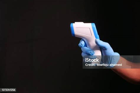 검은 색으로 고립 된 온도를 측정하는 적외선 온도계를 들고 감기와 독감에 대한 스톡 사진 및 기타 이미지 감기와 독감 건강관리와 의술 검사 보기 Istock
