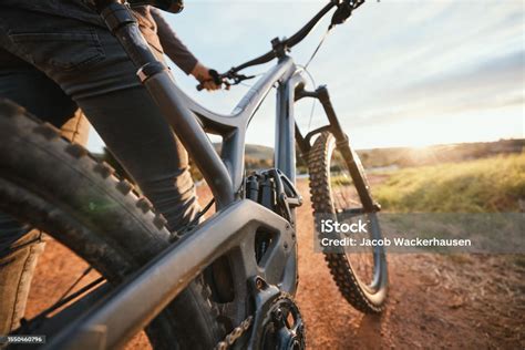 스포츠 산악 자전거 시골에서 취미 운동 운동을 위한 자연 속의 자전거 클로즈업 피트니스 사이클리스트 야외 비포장 도로에서 모험 자유 아드레날린을 위한 자전거 타기 20 24