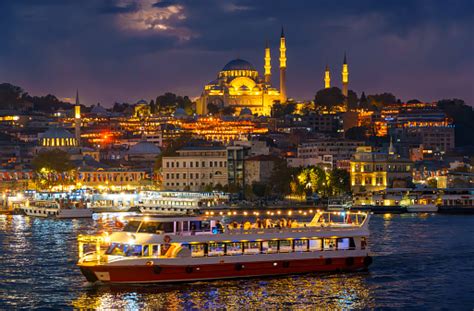 터키 이스탄불의 밤 풍경 골든 혼 베이 와 도시와 선박 보스포러스 해협 해안의 건축물을 바라 볼 수 있으며 일몰 하늘을 배경으로 인기있는 관광지 가로등에 대한 스톡 사진 및