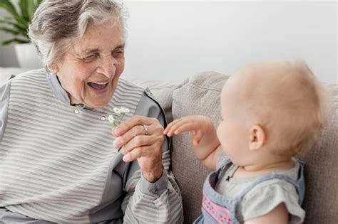 Nieta Abrazando A La Abuela Con Amor Foto Gratis