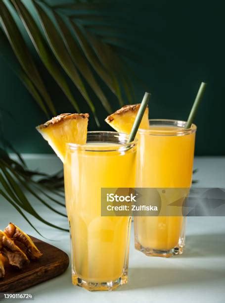 파인애플 주스와 데킬라를 곁들인 여름 상쾌한 열대 음료 주스 또는 칵테일 노랑에 대한 스톡 사진 및 기타 이미지 노랑 데킬라 선라이즈 0명 Istock