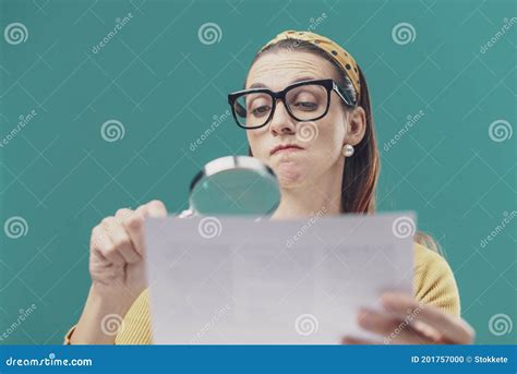 Mulher Checando Cuidadosamente Um Documento Usando Um Amplificador Foto