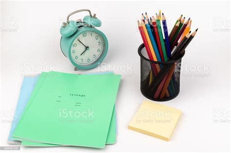 학교 용품 흰색 배경에 그리기위한 알람 시계 노트북 연필 교육의 개념 다시 학교 창의력과 학습 공간을 복사합니다 0명에 대한 스톡 사진 및 기타 이미지 Istock